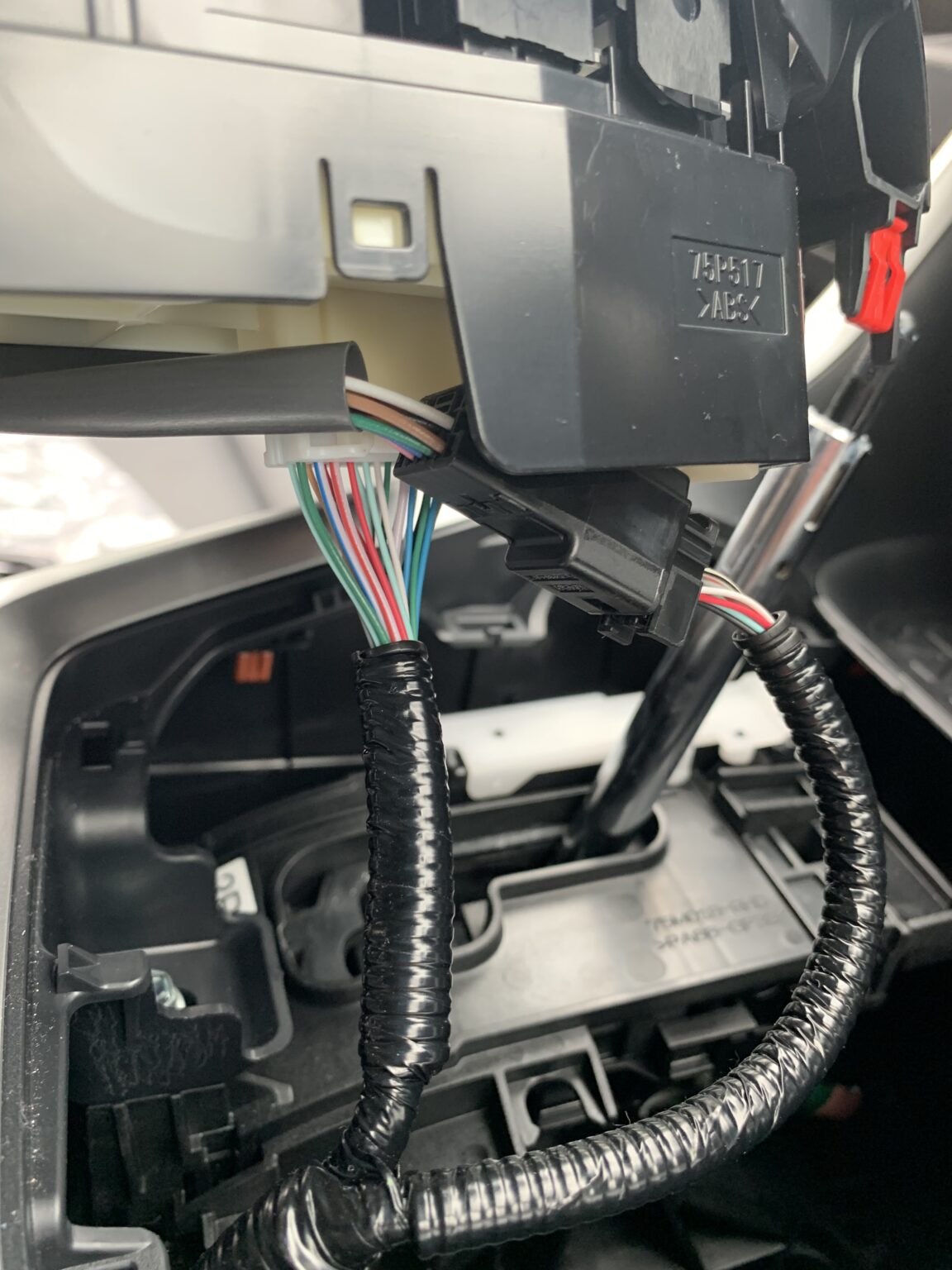 【RAV4】センターコンソールの外し方 | 気軽に楽しむカーオーディオ