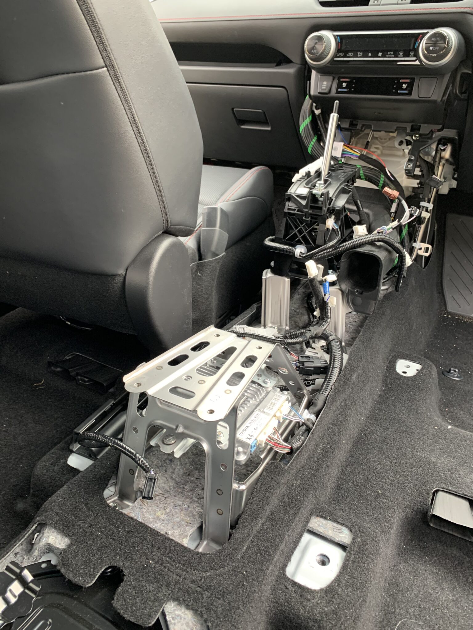 【RAV4】センターコンソールの外し方 | 気軽に楽しむカーオーディオ