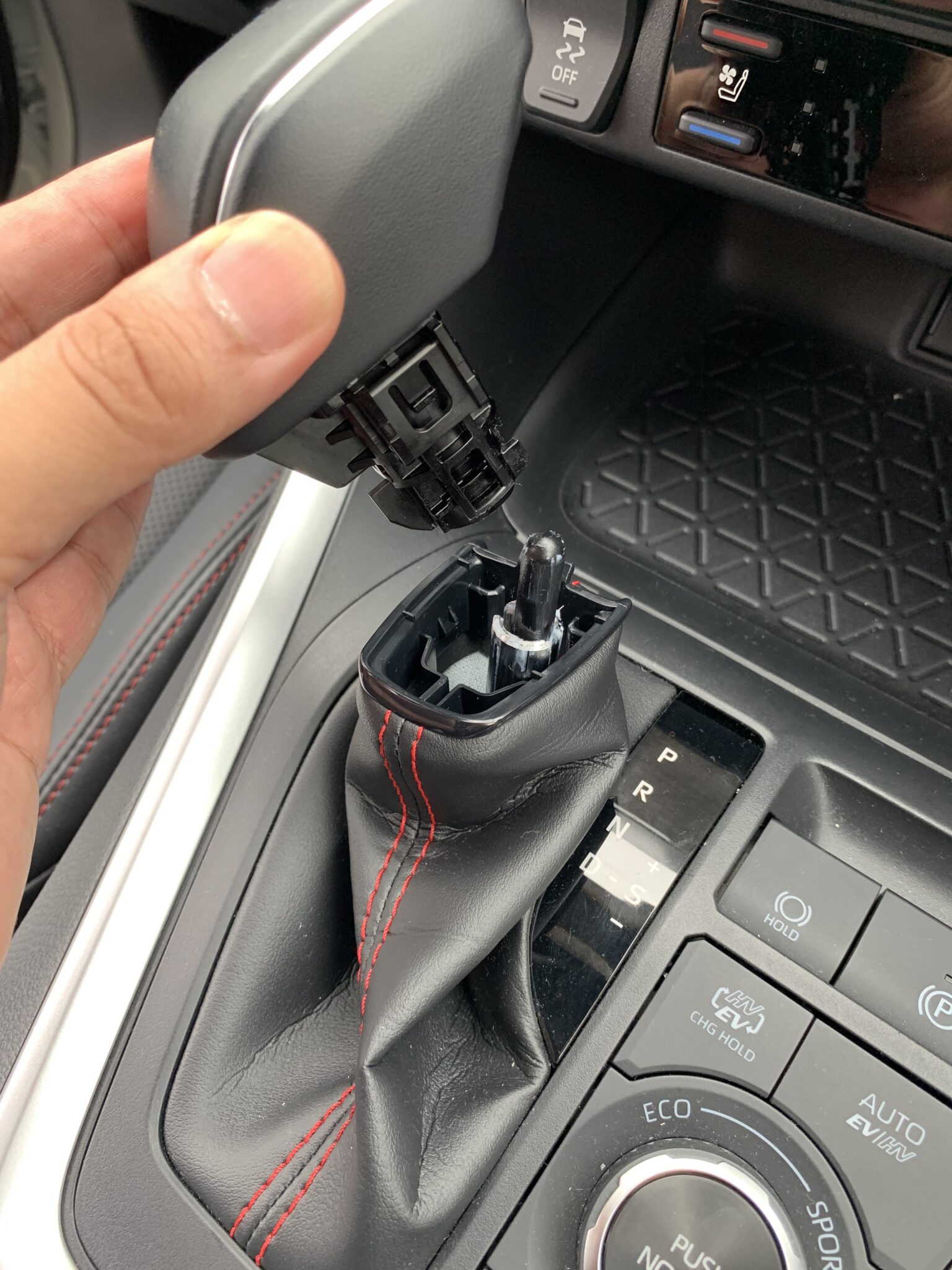【RAV4】センターコンソールの外し方 | 気軽に楽しむカーオーディオ