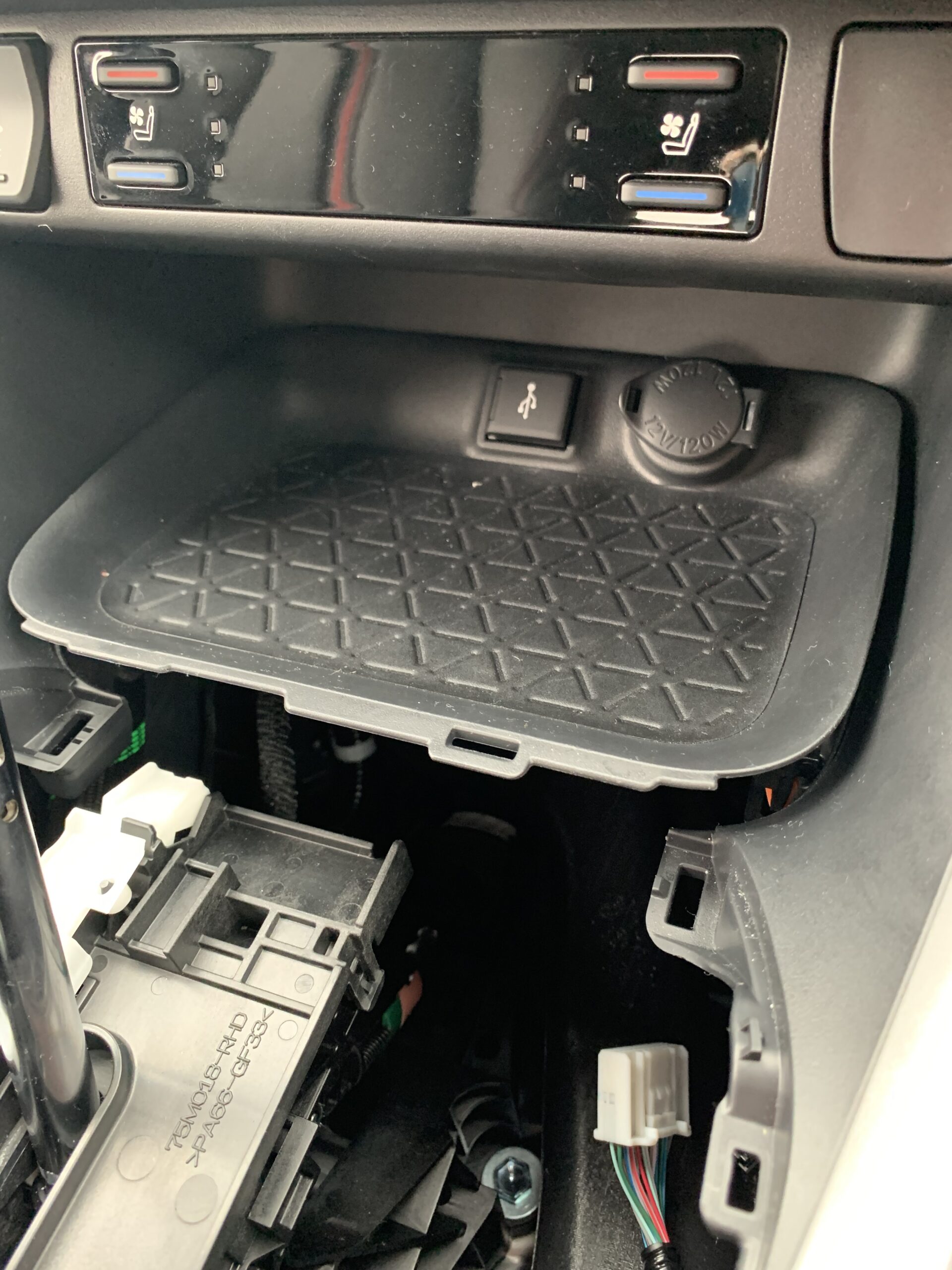 【RAV4】センターコンソールの外し方 | 気軽に楽しむカーオーディオ