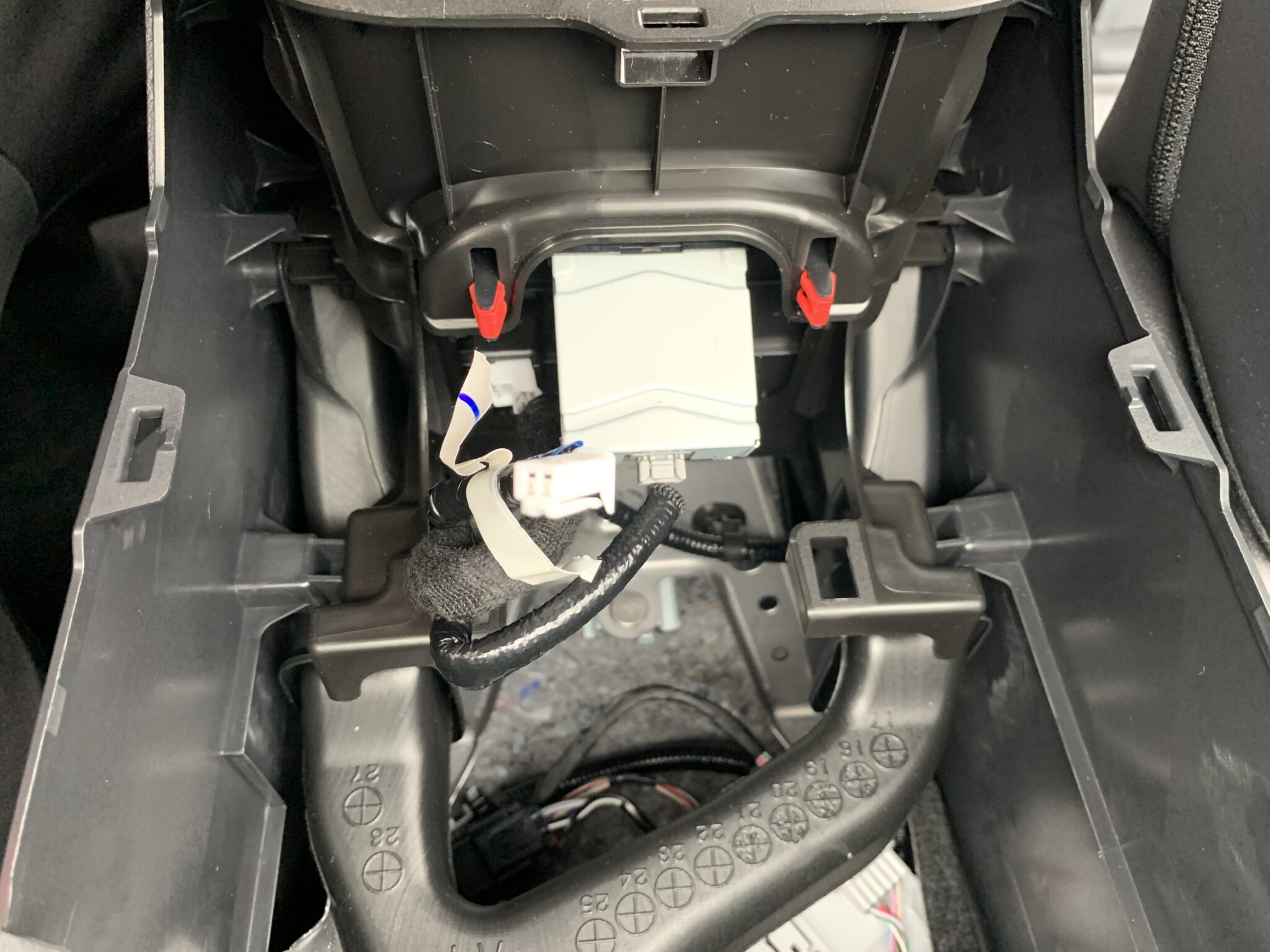 【RAV4】センターコンソールの外し方 | 気軽に楽しむカーオーディオ