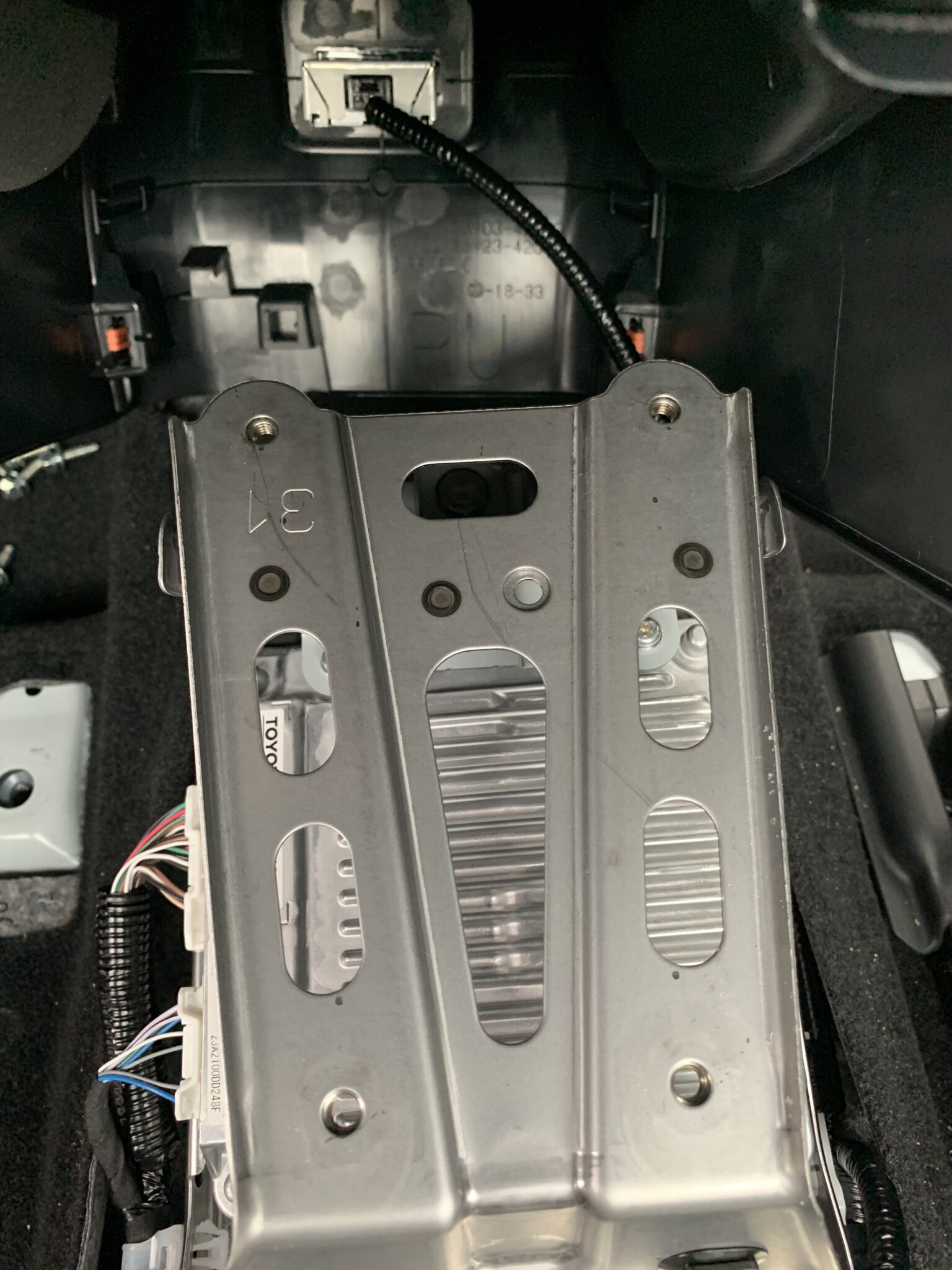 【RAV4】センターコンソールの外し方 | 気軽に楽しむカーオーディオ