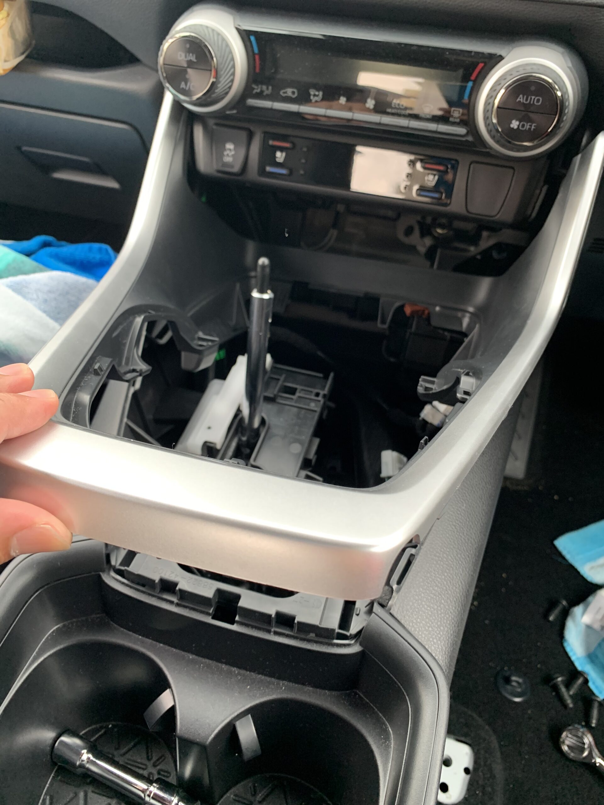 【RAV4】センターコンソールの外し方 | 気軽に楽しむカーオーディオ